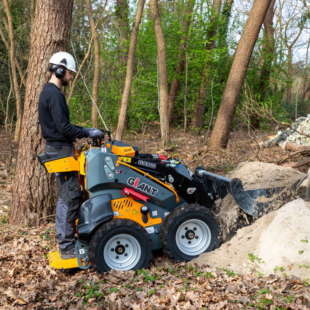 GIANT Skidsteer GS900 Kompaktlader – Ennens GmbH & Co. KG